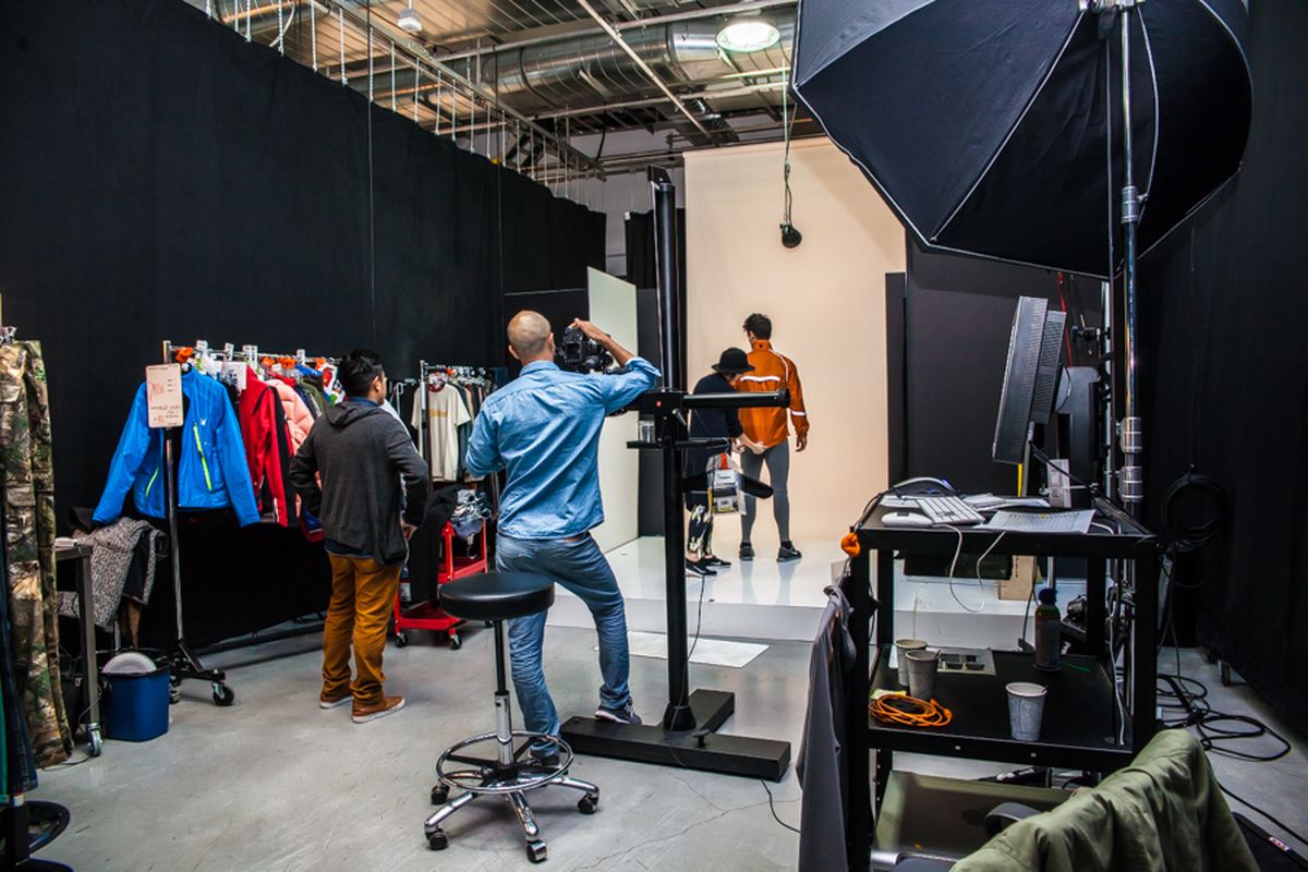 Amazon’s new algorithm designs clothing by analyzing a bunch of ...